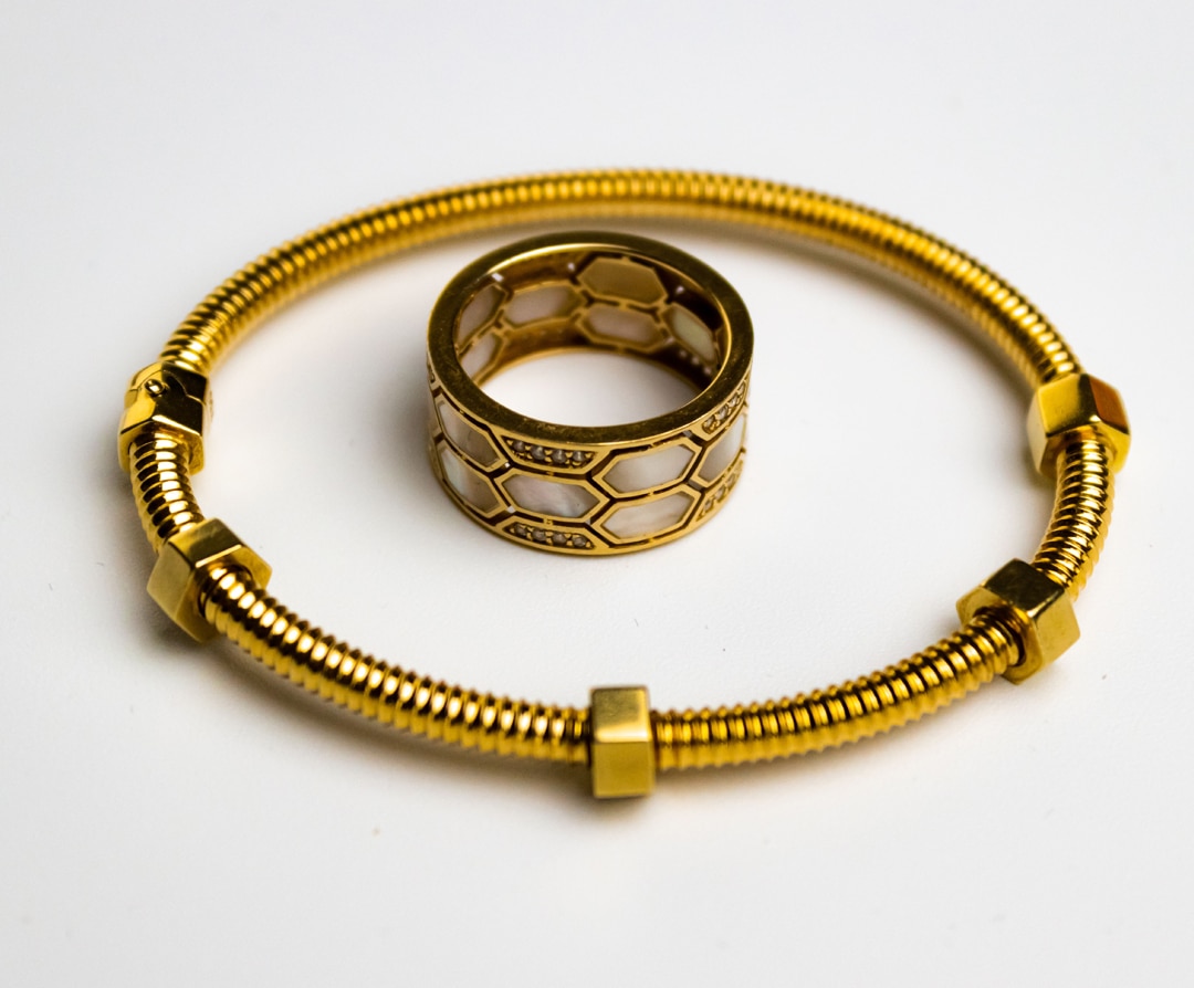 Golden Lifeline: Traits of the Best Gold Buying Company - HNS Gold